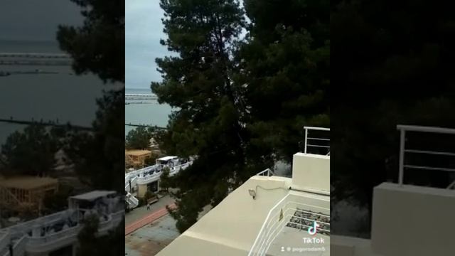 Как-то берег загроможден различными соружениями. Простора нет! Сочи, 27 апреля 2021г.