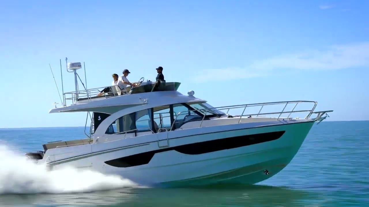 Benetau Antares 11 Fly круизный катер с флайбриджом | Yachts Expert