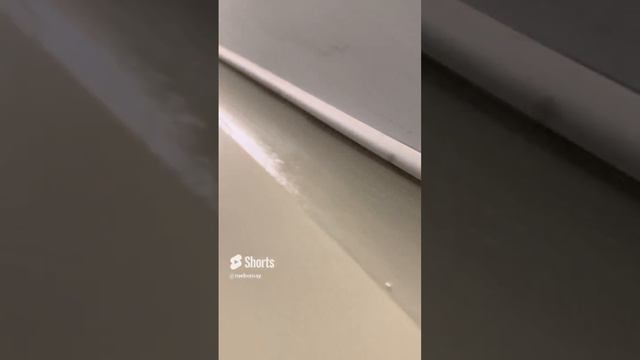 Устройство полимерных полов с монтажом полимерного плинтуса в техническом коридоре.