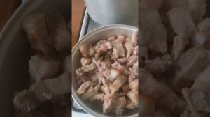 Пюре, поджаренная грудинка, и вкусная домашняя икра из кобачков.