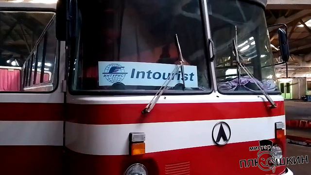 Водитель Валера готовит свой ретро-бус к выставке