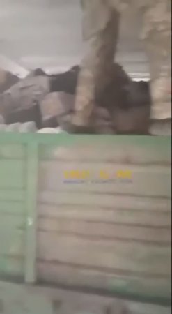 Командиры ВСУ грузят машины награбленными вещами