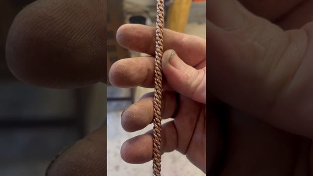 Бронзовый торк на запястье, который я сделал для друга.mp4