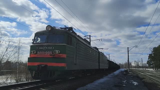 Электровоз ВЛ10У-995 с грузовым поездом