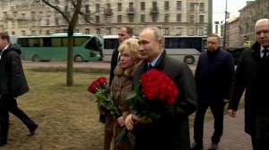 Владимир Путин возложил цветы к памятнику первому мэру Санкт-Петербурга