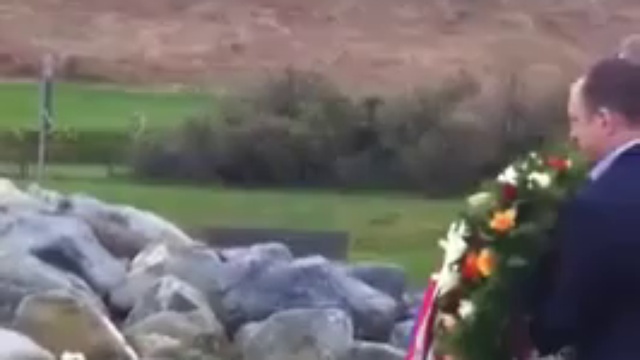 М.В.Слипенчук возложил венки к памятнику.