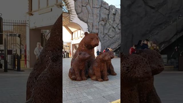 Семья медведей при входе в Московский зоопарк