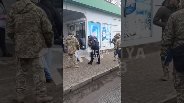 Принудительная мобилизация. Военкомы в Харькове силой выводят людей из автобуса