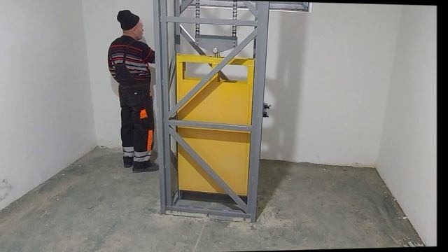 Грузовой одномачтовый подъёмник консольного типа г/п 500 кг.