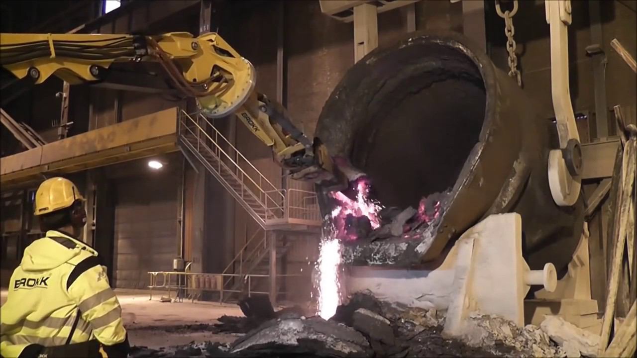 Демонтажная машина Brokk 800. Чистка горловины ковша