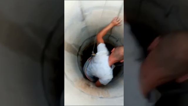 Процесс чистки колодца