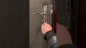 Замена замка и кожзаменителя, установка уплотнителя, замена глазка: видео после работ