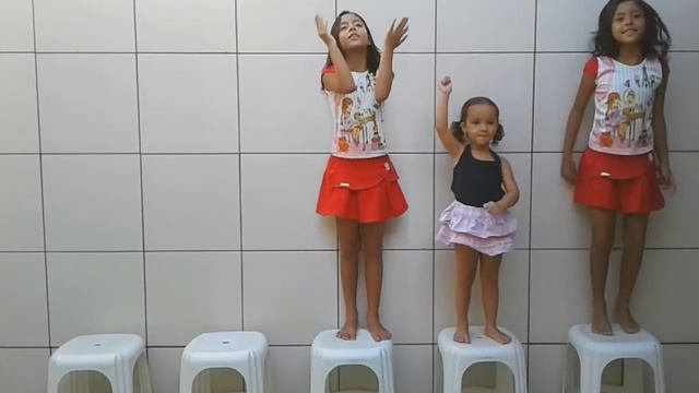 FUI CLONADA - Five little babies jumping on the bed song 5 bebêzinhos ...