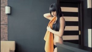 Попкой раздавила орешек! Прикол!
