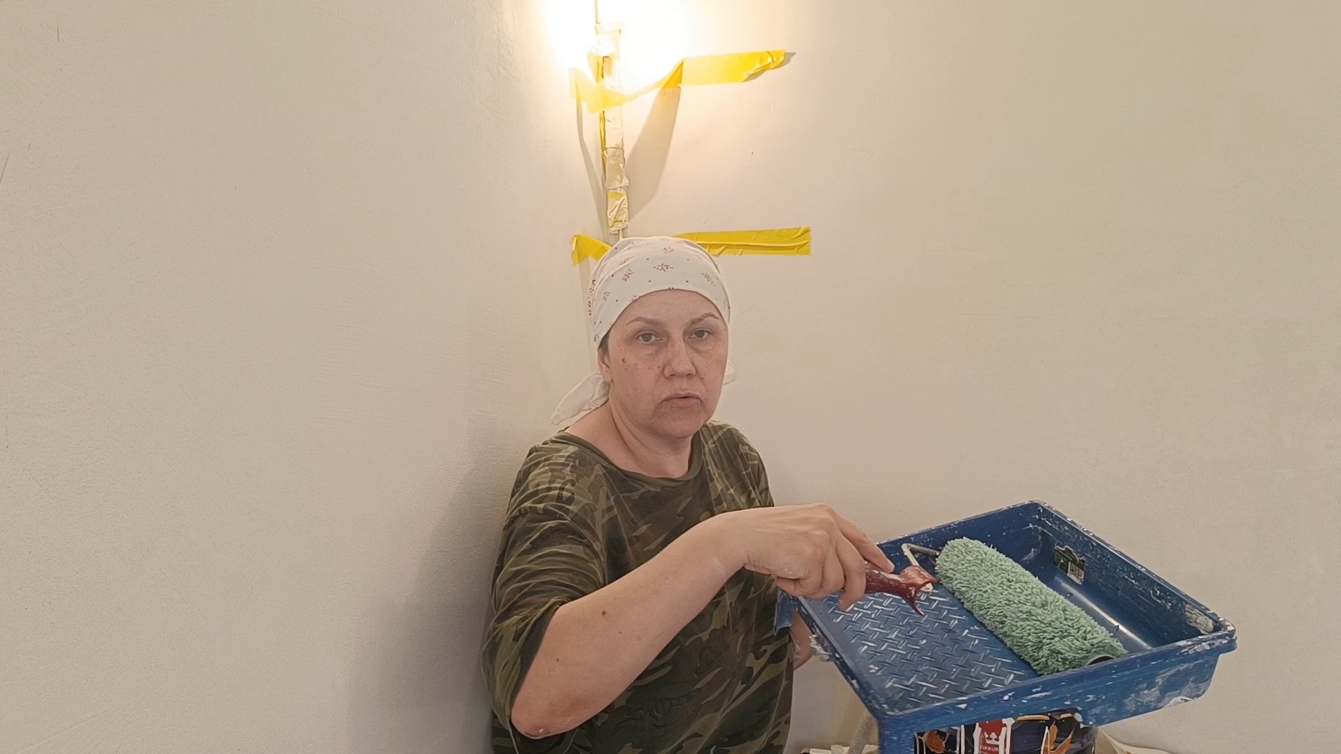 Покраска потолка по стеклохолсту