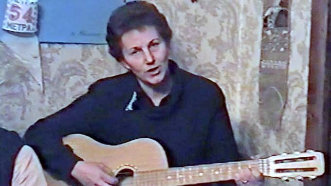 "Ленточка заката" (запись 1998 г.). Свою песню исполняет автор - Вера Смирнова (Журба).