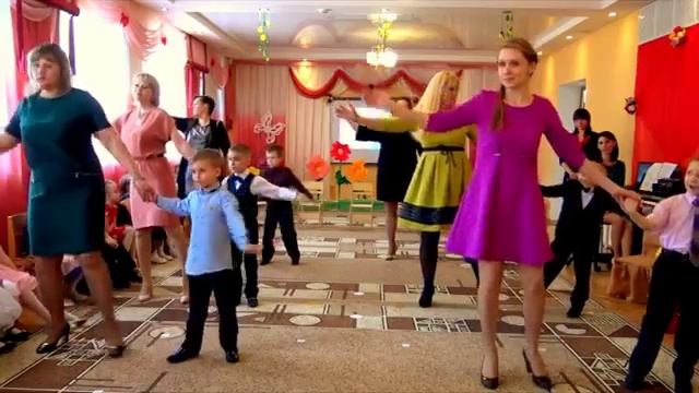 Танец с мамой на 8 марта в детском саду.mp4