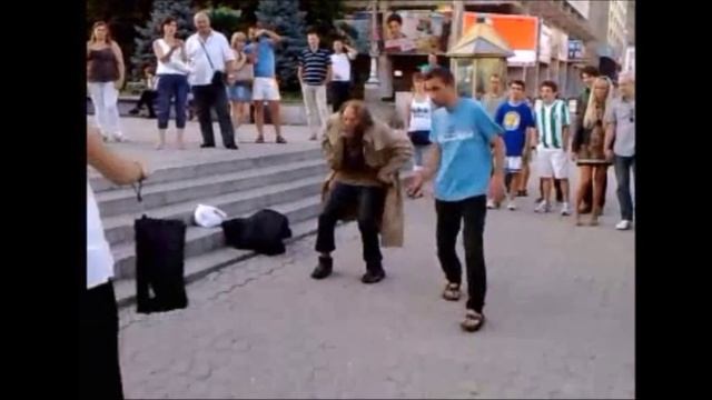 Танцует брейк данс