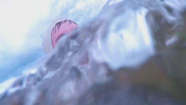 Упал в воду с парашютом с 200 метров
