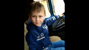 Мальчик играет в водителя