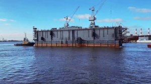 Плавучий док на Неве в Санкт-Петербурге возвращается /