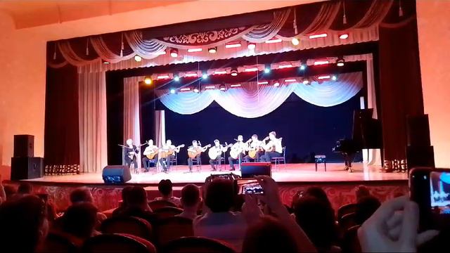 Ансамбль гитаристов - "Тихо, так тихл" - руководитель Квирина Наталья Ивановна