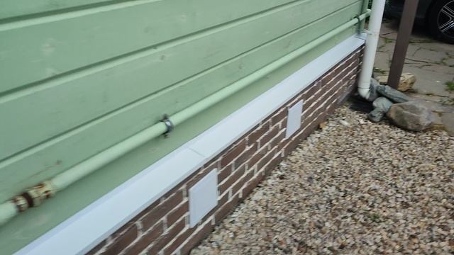 результат облицовки цоколя и монтажа отливов на цоколь.