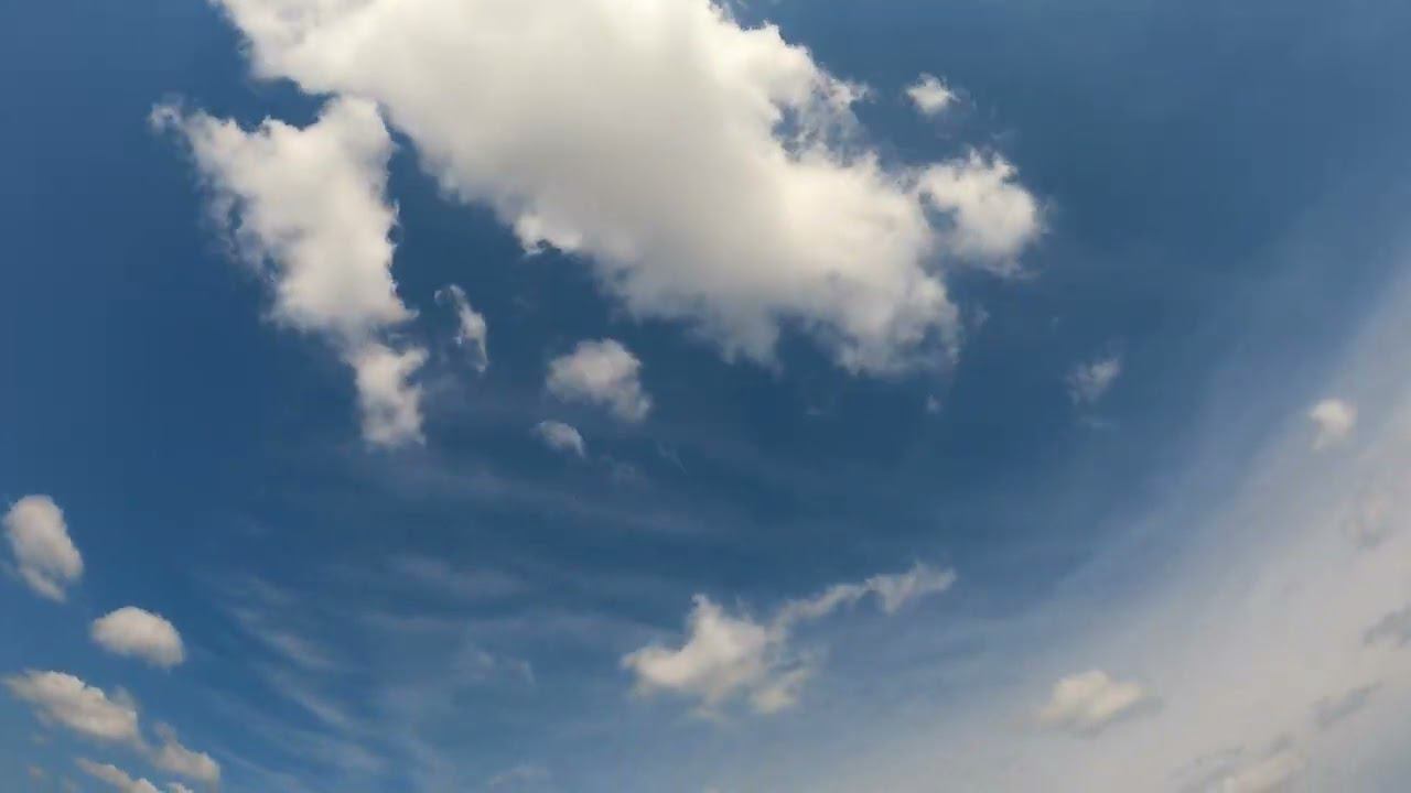 Дождя так и не случилось. Облака в 4К