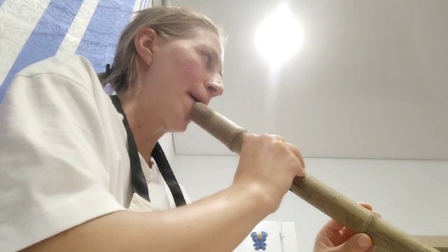 ученица пытается извлечь первый звук!