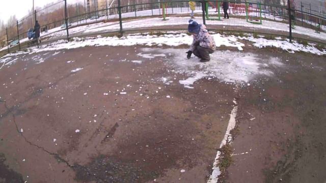 2017 11 22  Дед с Вовой гуляют у школы 1.