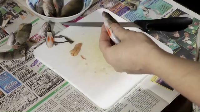 Как очень быстро почистить мелкого окуня.mp4