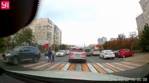 При переходе дороги держите детей за руку