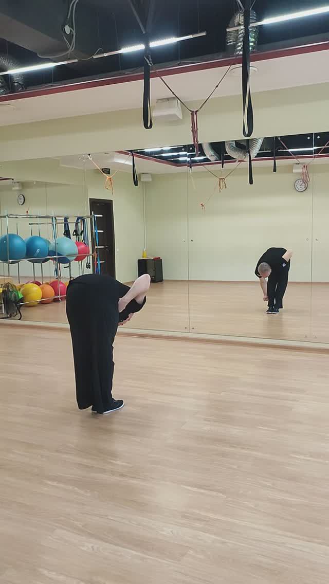 Стряхнуть пыль на ботинках, наклонив туловище