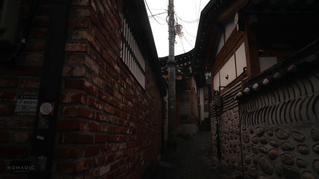Walking in the Rain, Bukchon Hanok Village, Seoul, Korea, (Binaural Rain and Thunder Sounds) 4k