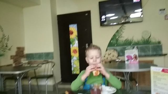 2018.02.21 Дед с Вовой в кафе =Шоколад=