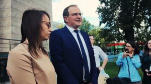 Адвокаты отца Сергия отвечают на вопросы СМИ, а также все присутствующие люди комментируют события.