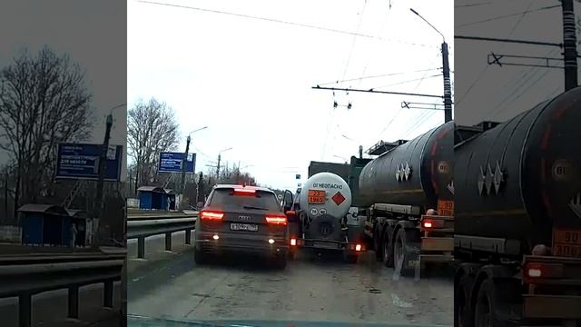 Суетливый водитель Ауди