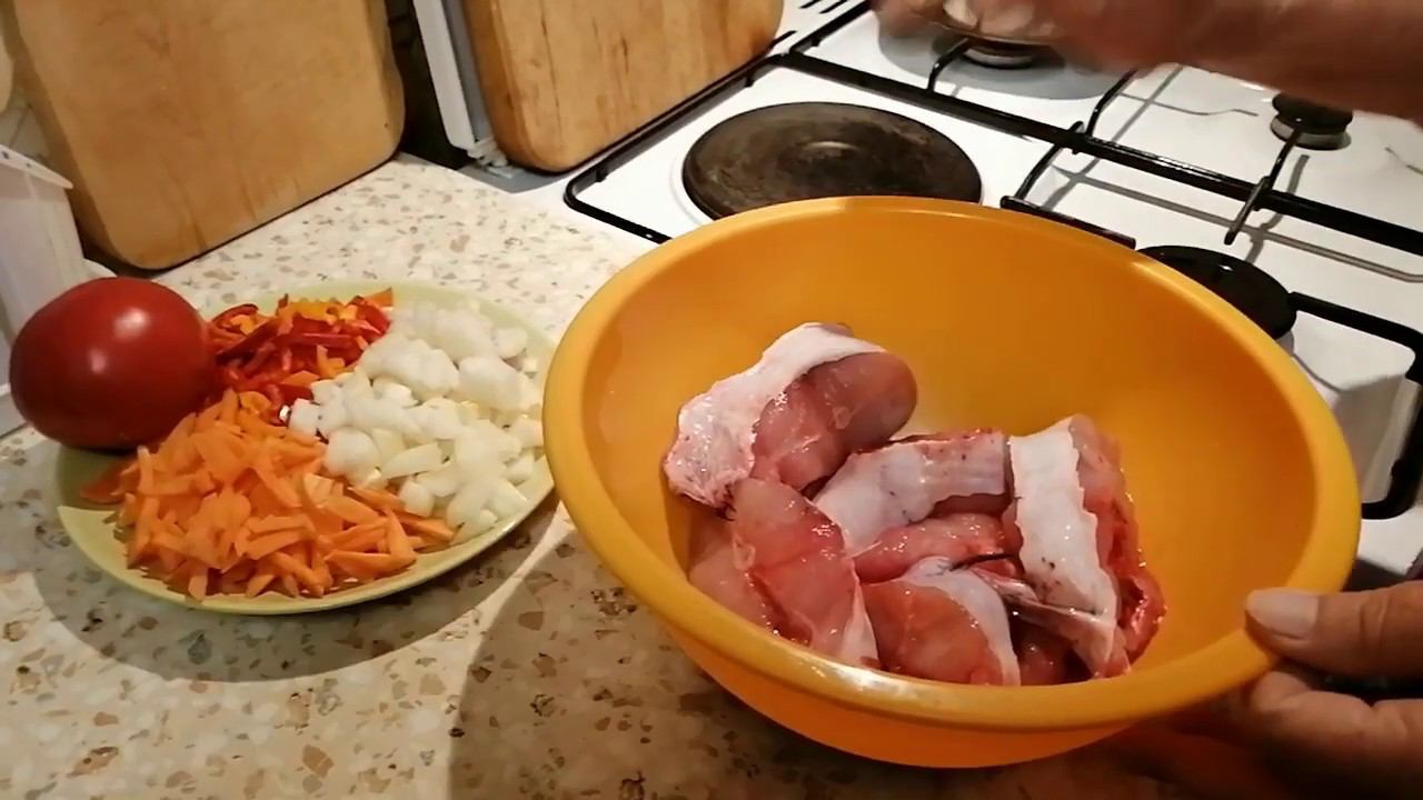 Рыба с овощами. Кубанская кухня. жаренный сом на дровяной  печи