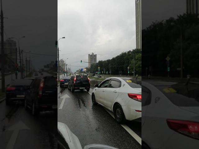 Ливень парализовал Проспект Вернадского в Москве. Тонем