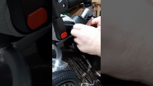 TT Luxury Шаг 5. Ставим верхнюю подставку для ног и навес.mp4