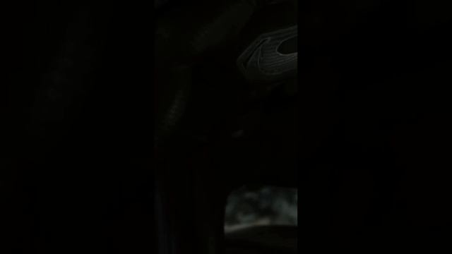 Полёт Супермена в чёрном костюме.