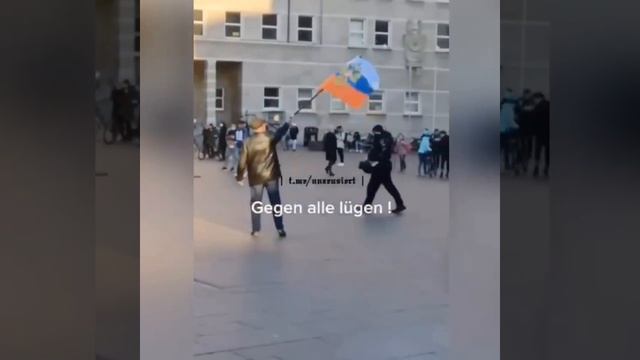 В Германии дедушка вышел с российским флагом на площадь...