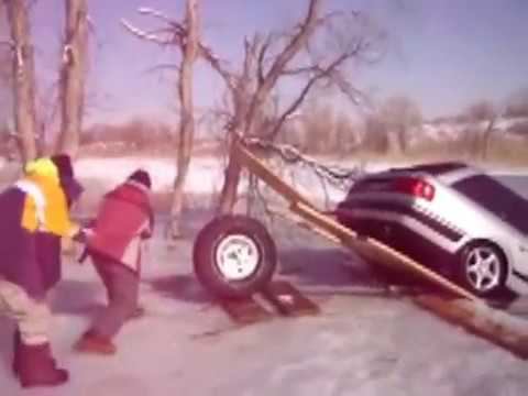 Подлёдный клёв или off road эвакуация. Как достать утонувшую машину