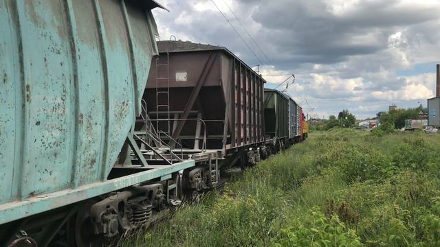 Тепловоз ЧМЭ3т-5850 с грузовым поездом отправляется со станции Мыза
