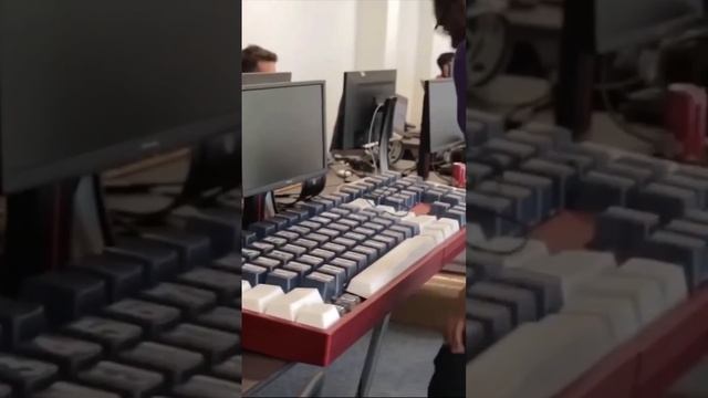 использует 80% клавиатуры чтобы много местя не занимала☺