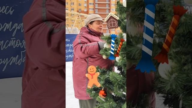 The new year is rushing to us. 
"Новый год к нам мчится"