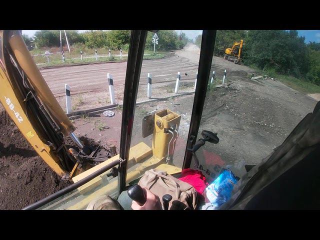 Порядок на рабочем месте делаю и экскаватором и фронтальным ковшем.