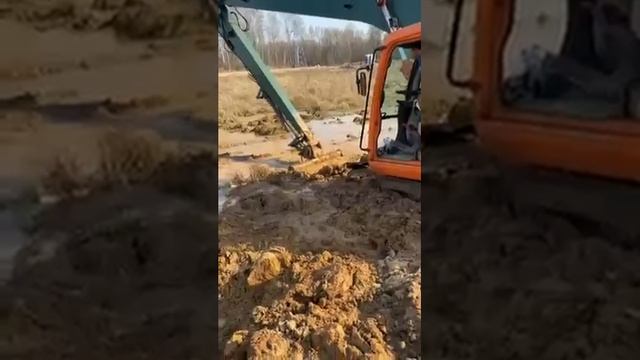 Экскаватор спустили с горы! Жесть! Длиннорукий выкапывает себя из трясины!