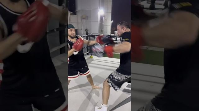 гаджи автомат отработка ударов на лапах! подготовка к бою против огнеборца!