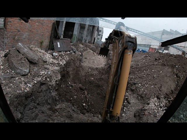 Съехал на дно траншеи и планировал песок.
